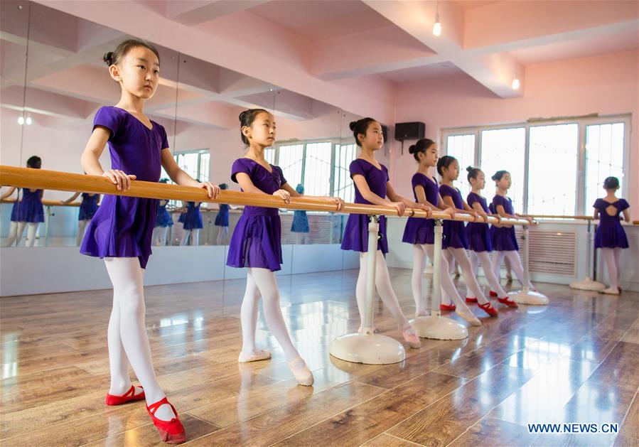 Children learn dancing during winter vacation in Hohhot_English__China Youth International