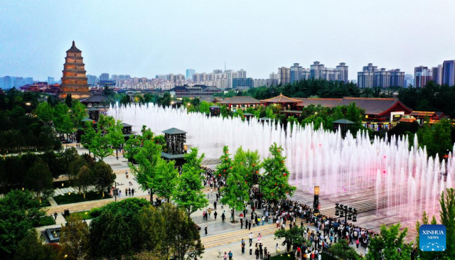 Tourists enjoy music fountain show at Dayan Pagoda scenic spot in Xi'an ...