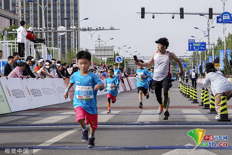 Ten thousand runners started the Marathon held in Miyun, Beijing ...