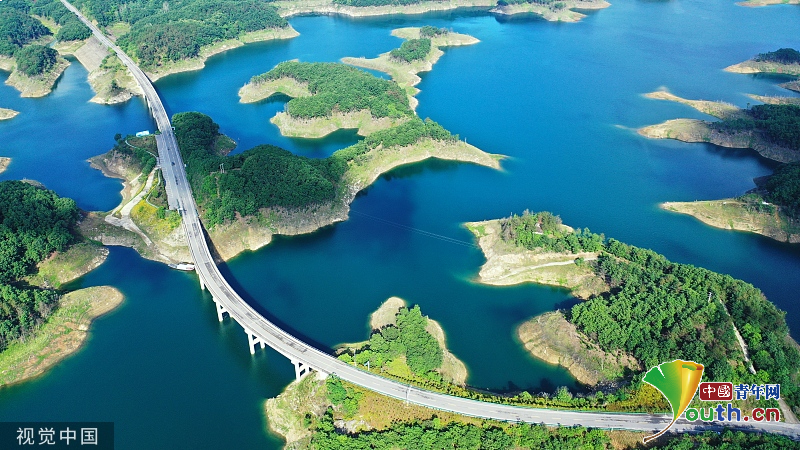 Danjiangkou Reservoir's serpentine road winded through the mountains ...