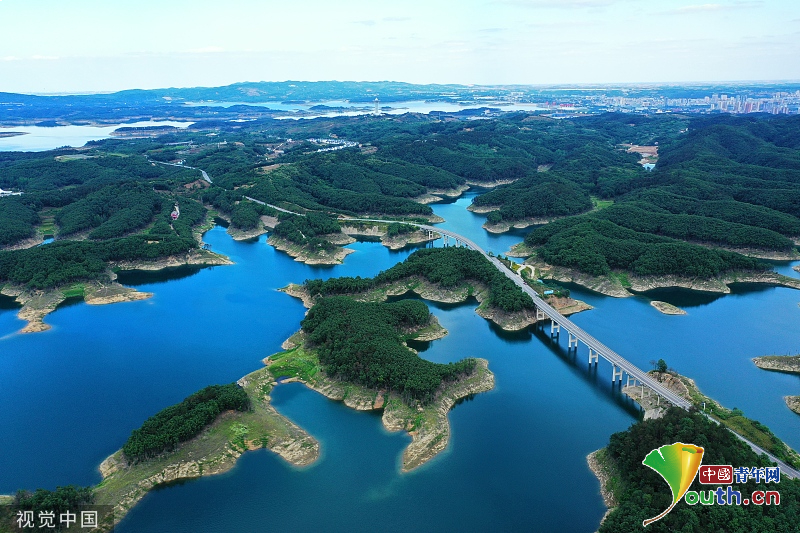 Danjiangkou Reservoir's serpentine road winded through the mountains ...