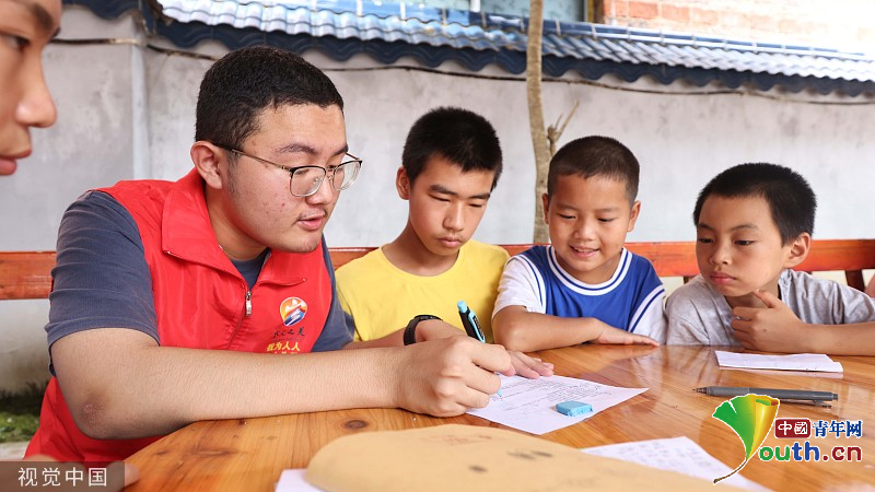 Volunteer teams formed by college students taught in mountain villages ...