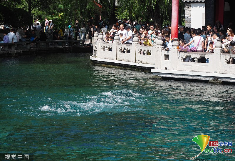 Tourists flocked to Baotu Spring scenic area_English__China Youth ...