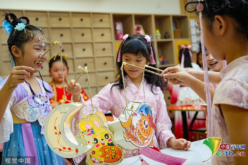 Primary school students in Guangxi made lanterns to celebrate the Mid ...