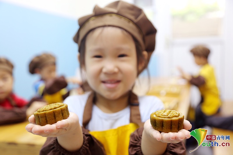 Cute kids in Jiangsu made mooncakes for Mid-Autumn Festival_English ...