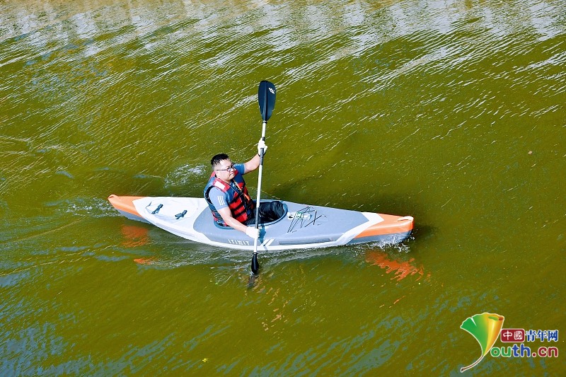 Kayaking enthusiasts compete in the clear waters in Jiangsu_English ...