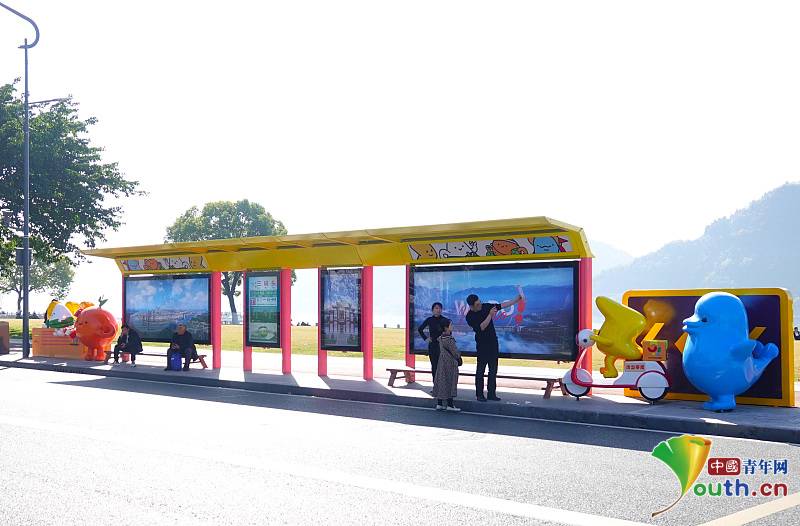 Cultural and tourism-themed bus stops debuted on the streets of Yichang ...