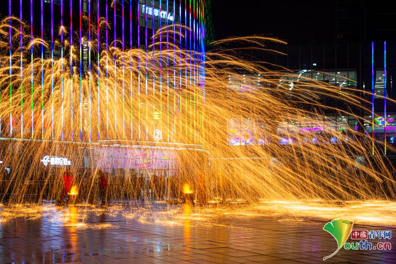 An molten iron flower show illuminated the night in Wuhan_English ...