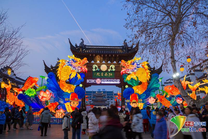 Confucius Temple was adorned with lanterns and festive decorations to ...