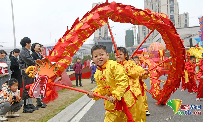 Adorable children danced with dragons to celebrate the Spring Festival ...