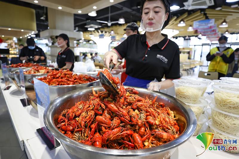 "Crayfish Festival" debuted at a university in Nanjing during ...