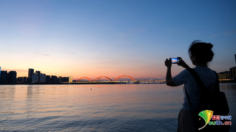 Enjoy coolness at the riverside of Xiangjiang River_English__China ...