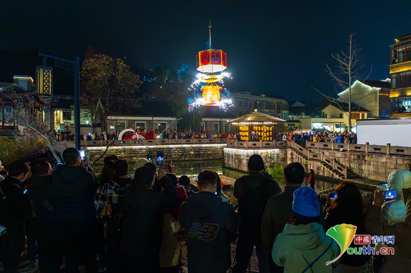 Hangzhou: Box lanterns light up the ancient street_English__China Youth ...