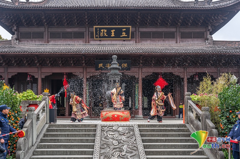 Appreciate the Nuo opera in Hangzhou during the festival_English__China ...