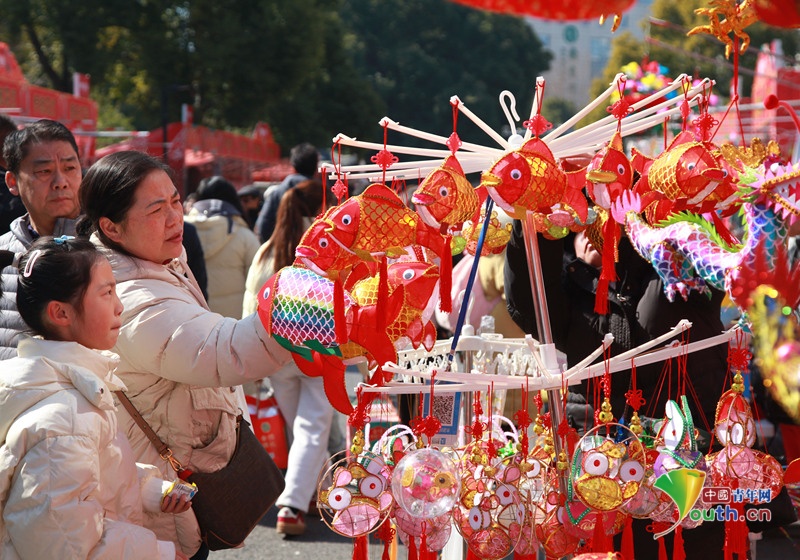 Nanjing welcomes the festival with a busy lantern market_English__China ...