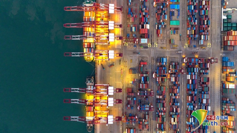 Illuminated port bustles with efficient cargo operations_English__China ...