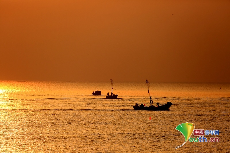 Shandong Rizhao: Fishermen set sail at dawn bathed in morning glow ...