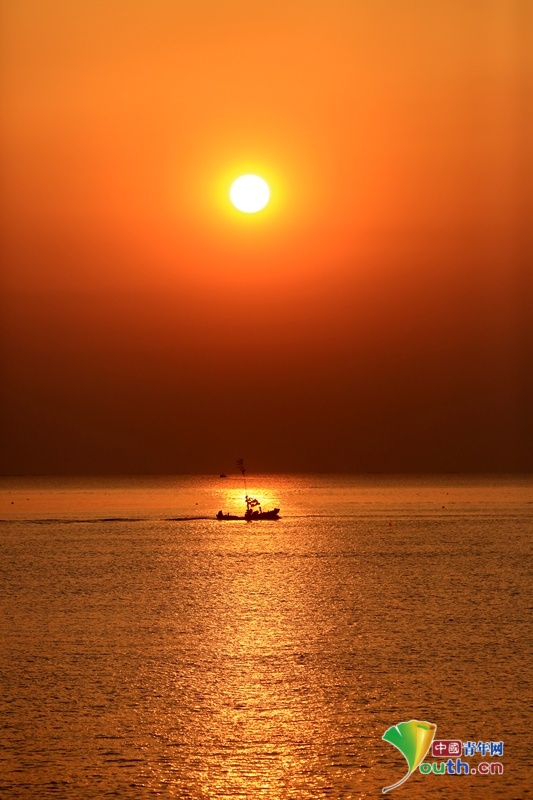 Shandong Rizhao: Fishermen set sail at dawn bathed in morning glow ...