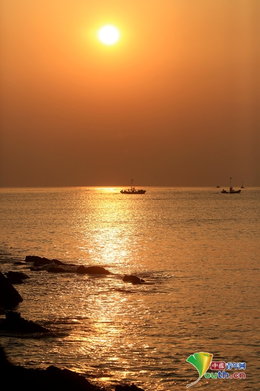 Shandong Rizhao: Fishermen set sail at dawn bathed in morning glow ...