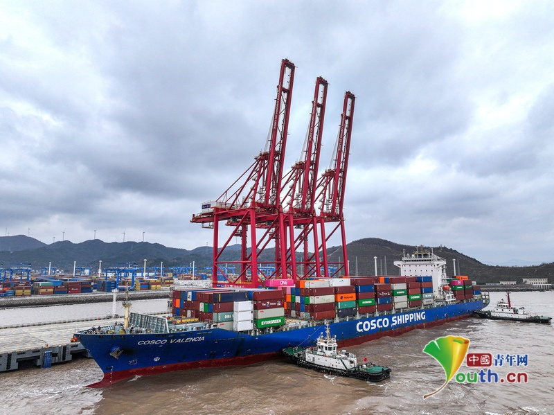 “COSCO Valencia” docks at Ningbo Zhoushan Port in Zhejiang_English ...