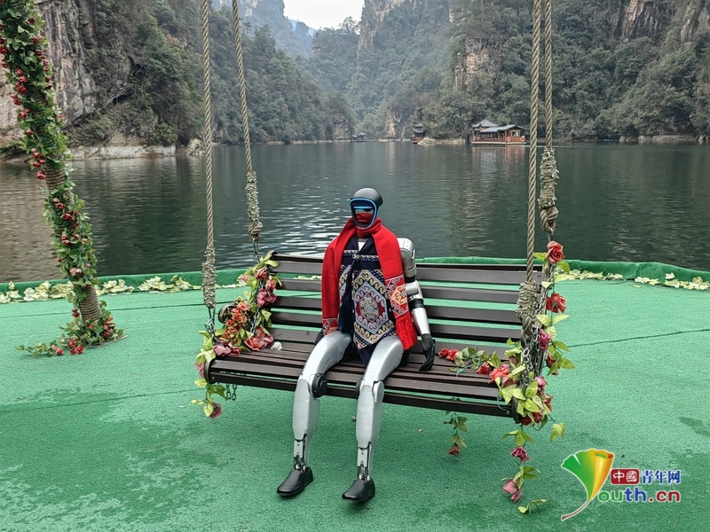 Humanoid robot debuts at scenic spots in Zhangjiajie, Hunan_English ...