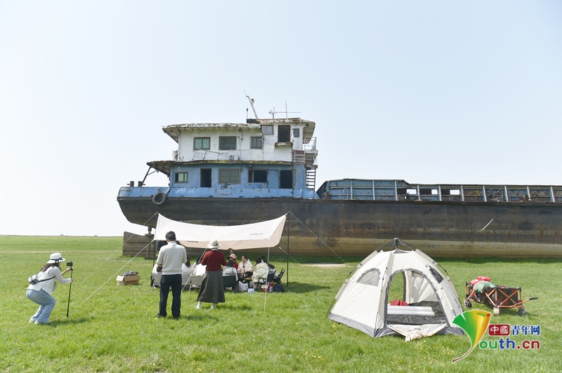 Tourists flock to visit the stranded ship at Poyang Lake Grassland ...