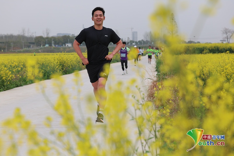"Village Run" Participants run through rapeseed blooms_English__China ...