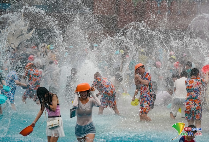 Water blessing battles herald Dai Ethnic Water-Splashing Festival ...