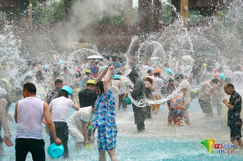 Water blessing battles herald Dai Ethnic Water-Splashing Festival ...