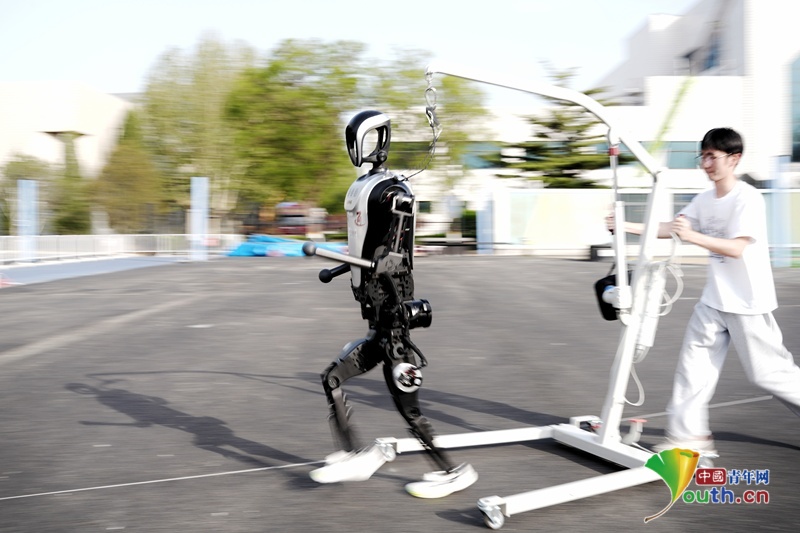 Humanoid robots gear up for pioneering marathon challenge_English ...