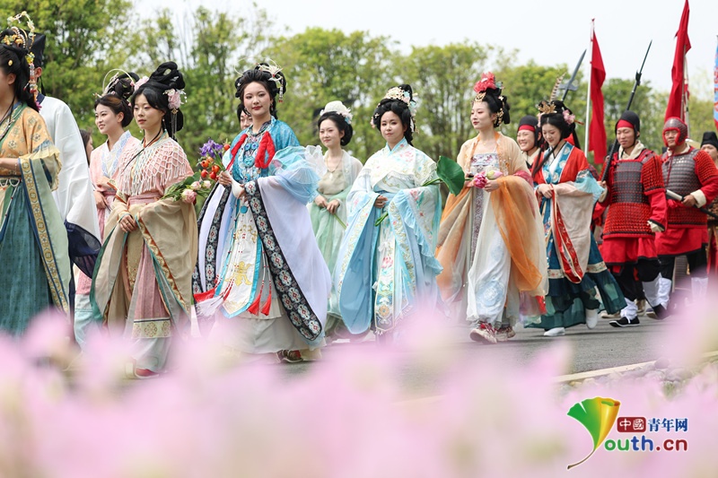 Hanfu enthusiasts embrace spring outing_English__China Youth International