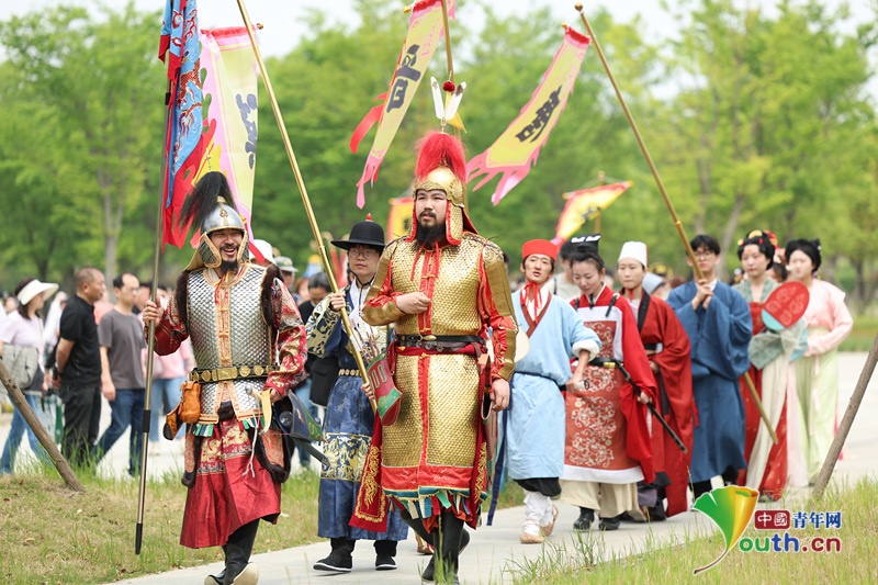 Hanfu enthusiasts embrace spring outing_English__China Youth International