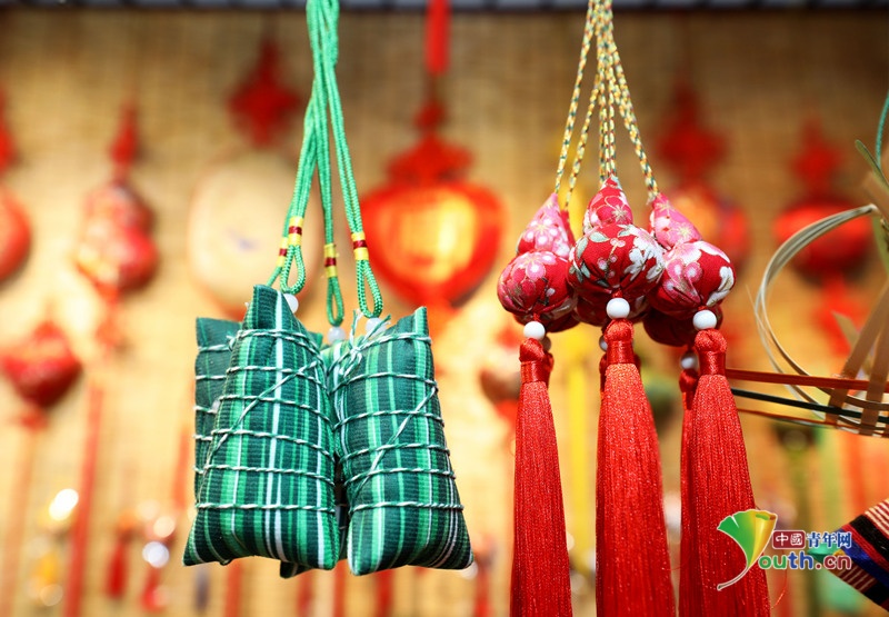 Intangible heritage inheritor's Dragon Boat Festival scented sachets ...