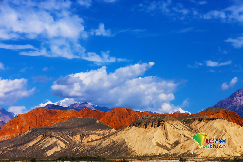 The Tianshan Tomur Scenic Area features rolling mountain ranges_English ...