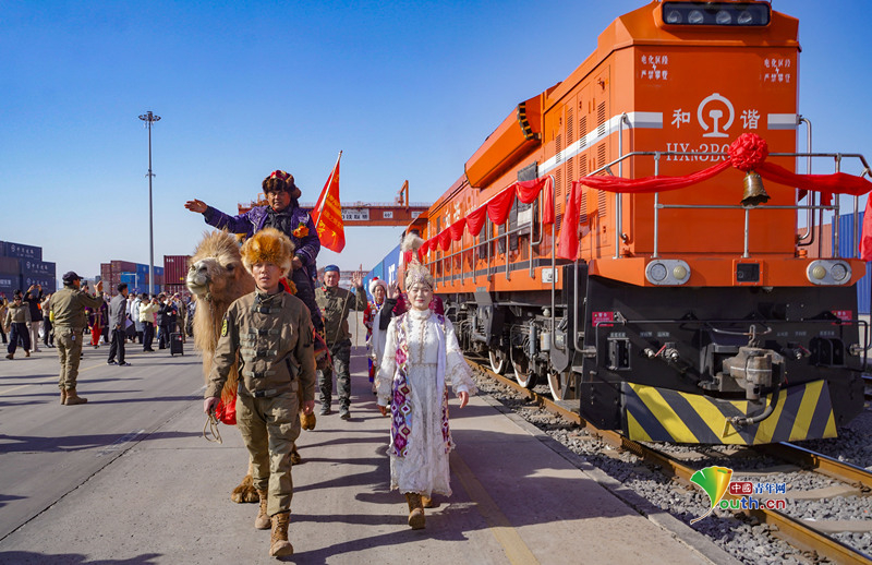 Camel caravan meets China-Europe freight train_English__China Youth ...